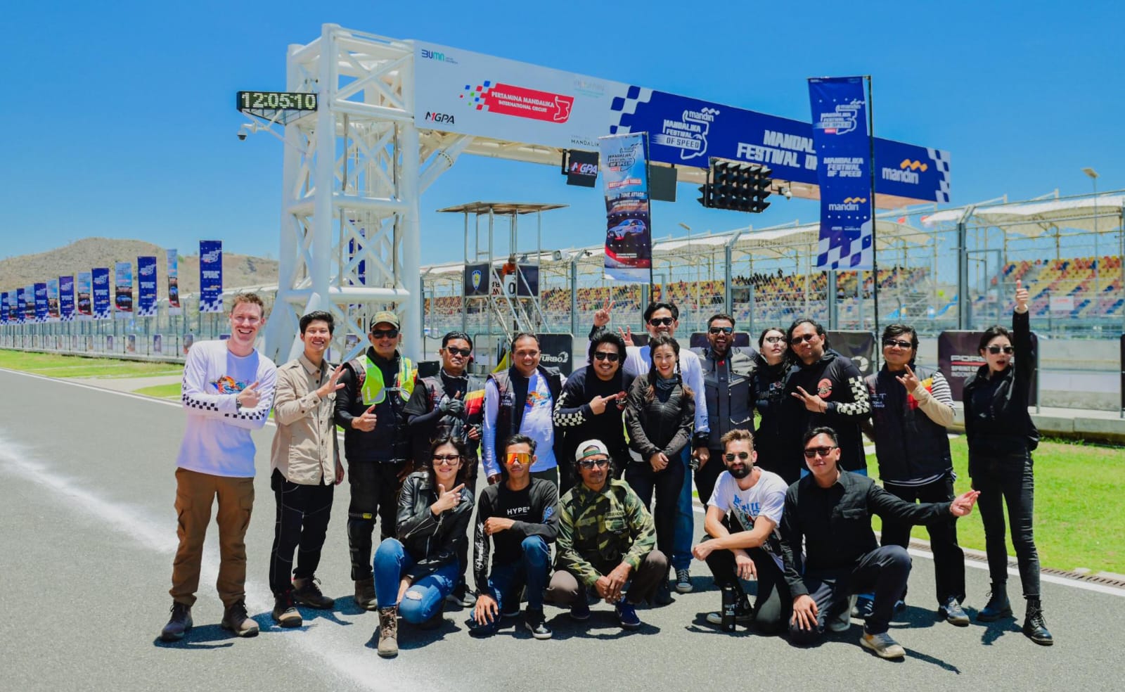 PULUHAN PENGENDARA ROYAL ENFIELD JAJAL SIRKUIT MANDALIKA - 645magazine
